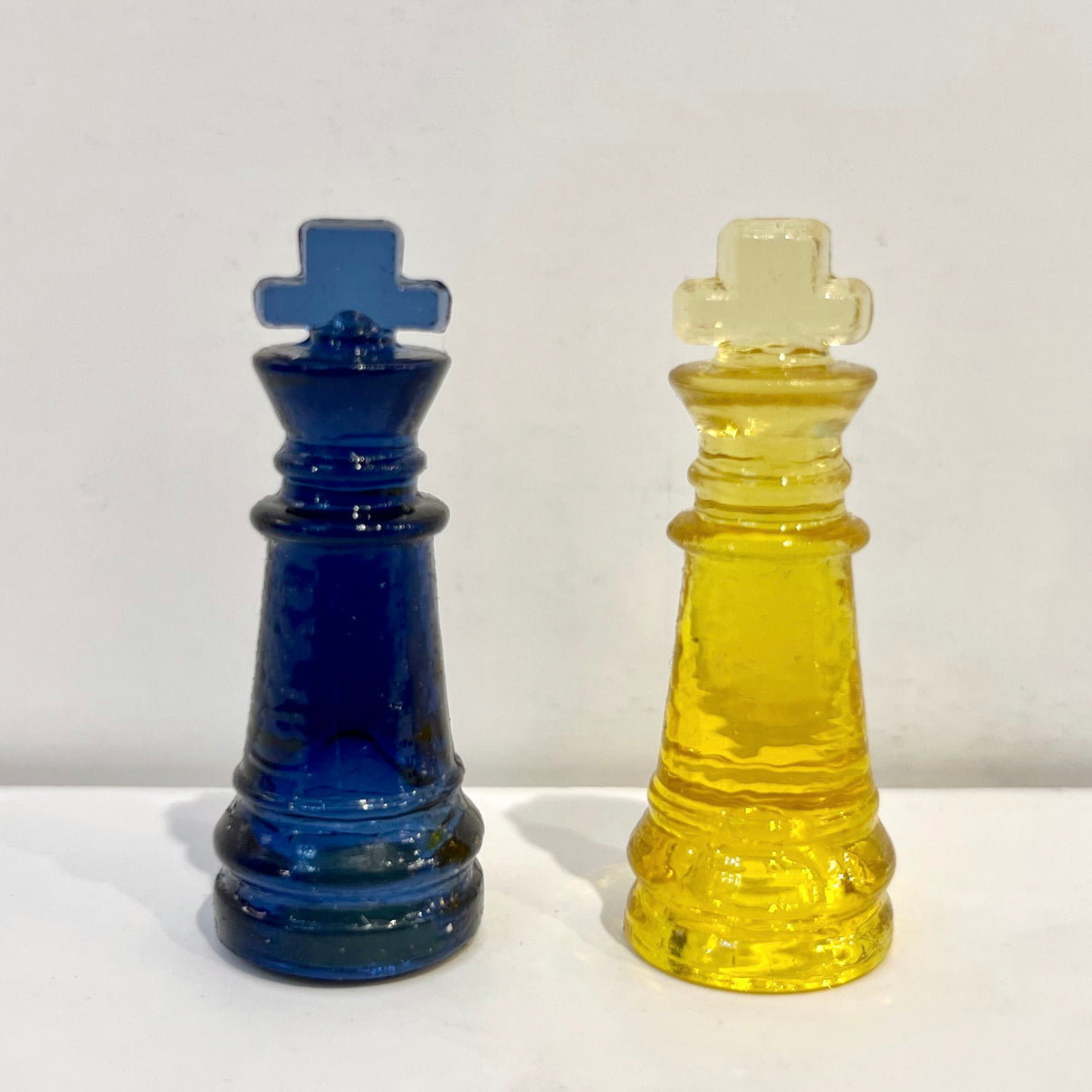 Contemporary Minimalist Blue & Yellow Murano Glass Chess Set on Mirror ...